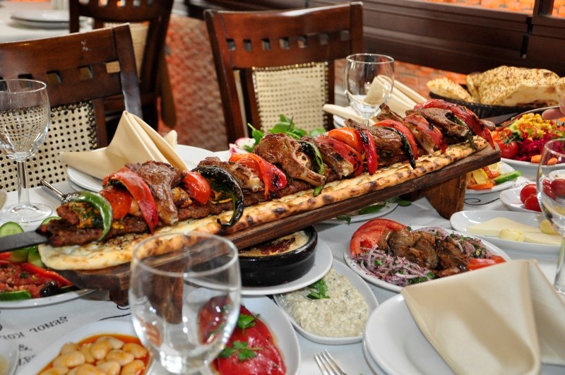 4 nesildir kebapçı: Şenol Kolcuoğlu. Metrelik Adana Kebabı'nın en ...